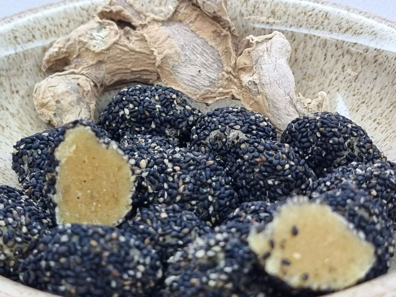 Имбирь сушеный в черном кунжуте