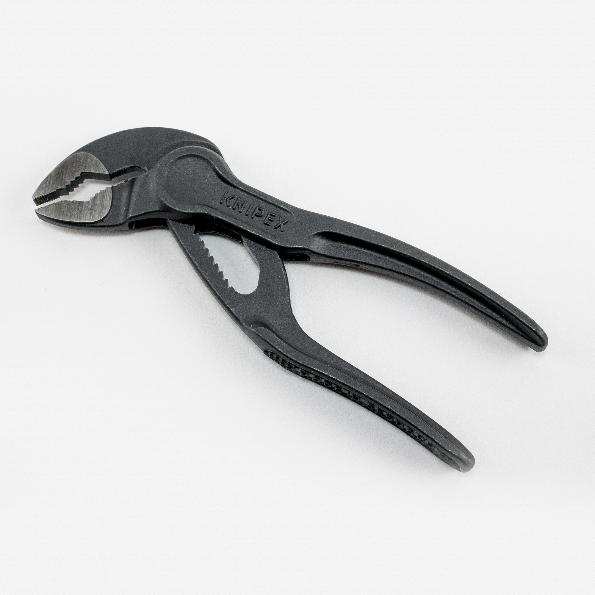 Клещи переставные KNIPEX COBRA XS, зев 28 мм, длина 100 мм, фосфатированные KN-8700100