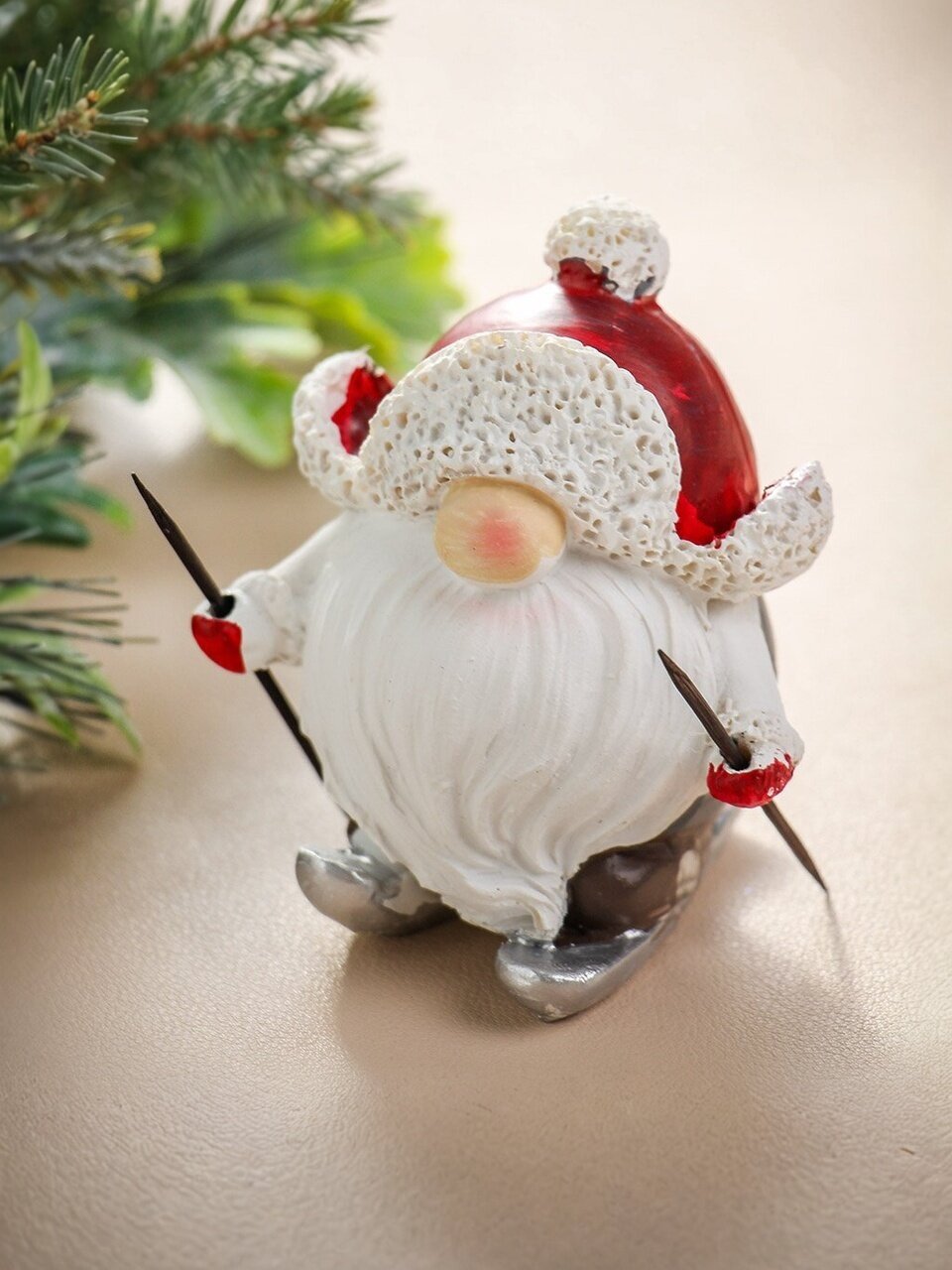 Статуэтка Гномик лыжник 8 см, декоративная фигурка из полистоуна для интерьера, новогодний декор и подарок, A020233