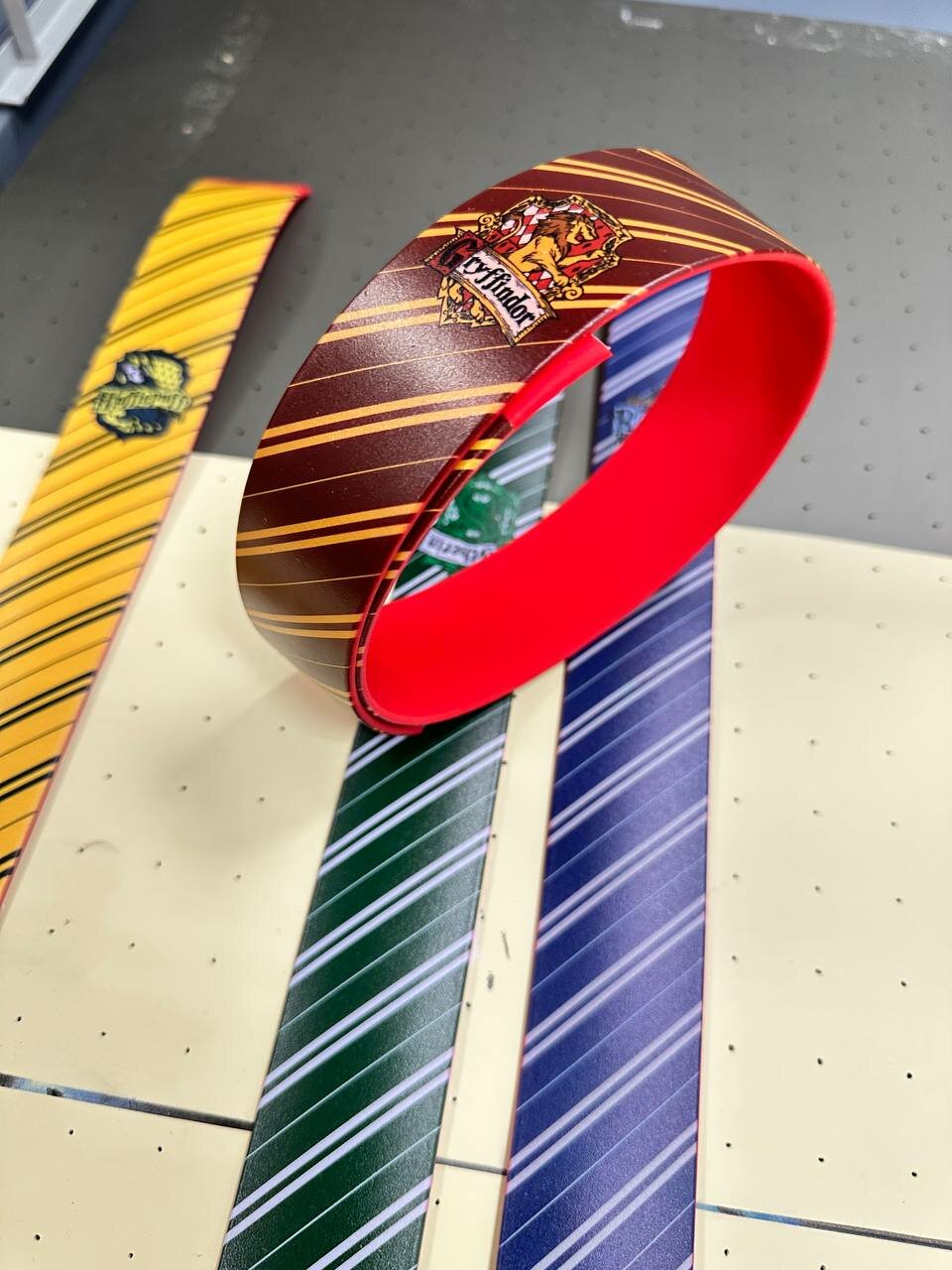 Стропа Биотан принт "Галстук Гриффиндор" (УФ-печать)- основа красная стропа. (УФ-печать) Ширина 15 мм. Длина 1 м.