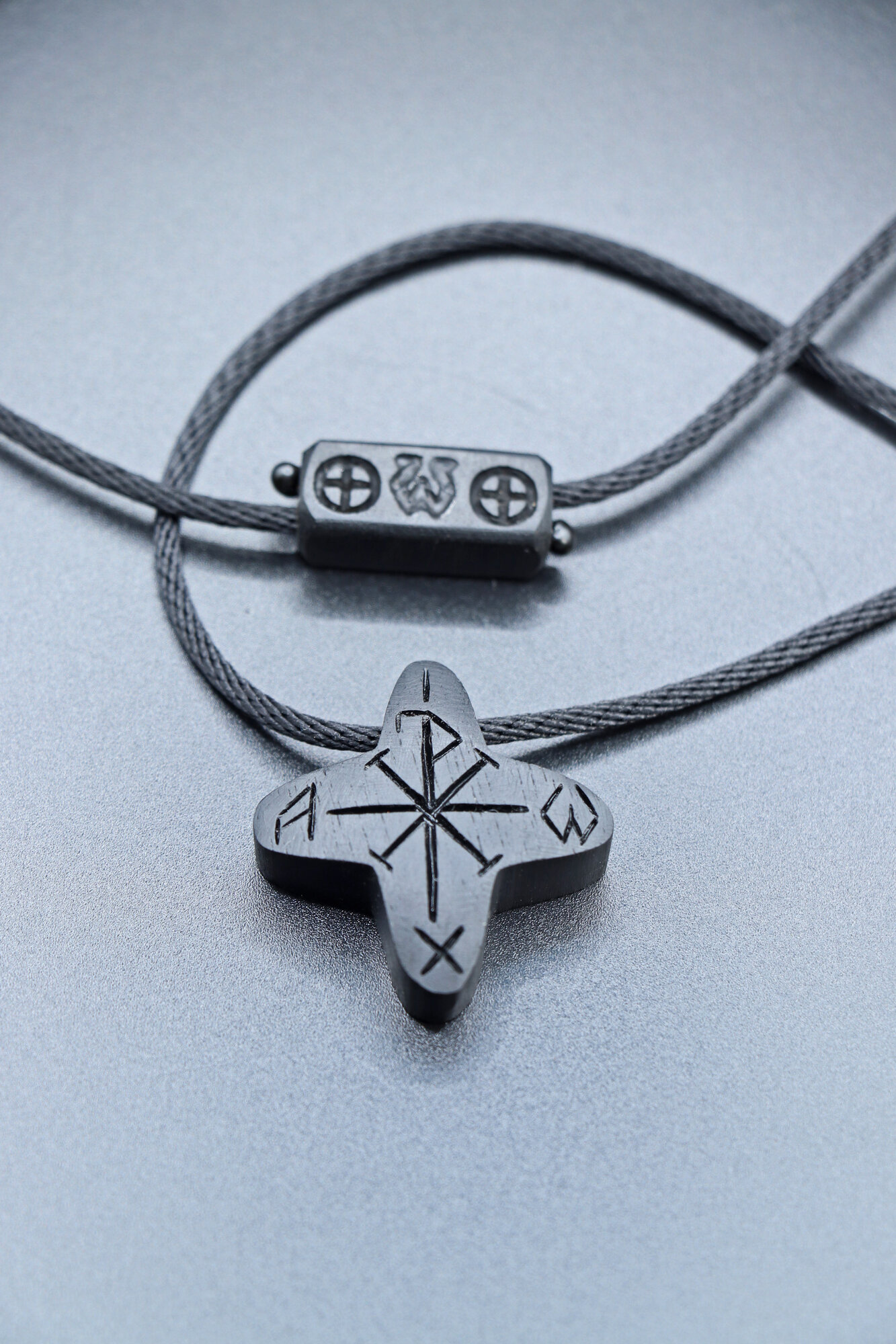 Деревянный крест с хризмой из эбена и деревянным фиксатором