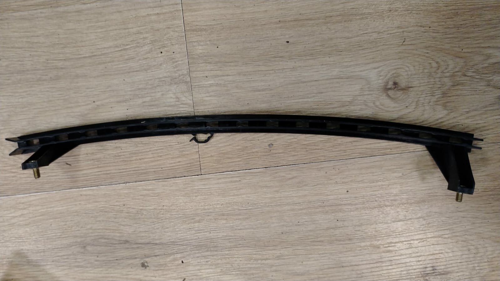 Желобок опускного стекла передних дверей левый Iran Samand