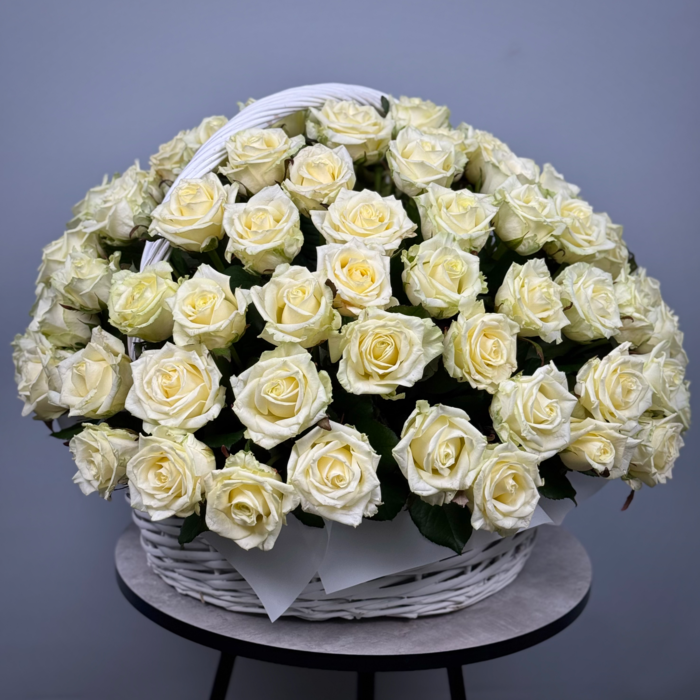 101 белая роза в корзине от «365 Поводов» - живые цветы с доставкой