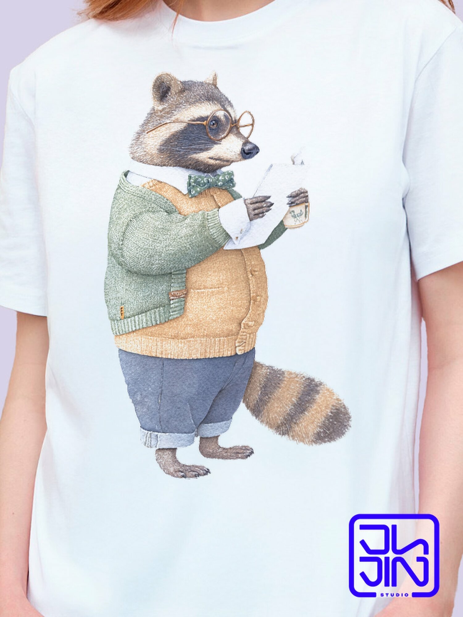 Футболка классическая женская с авторским принтом Веселый авторский енот в очках с чашками, пестрый и бежевый принт для уюта, белый хлопковый трикотаж с прикольным рисунком на груди