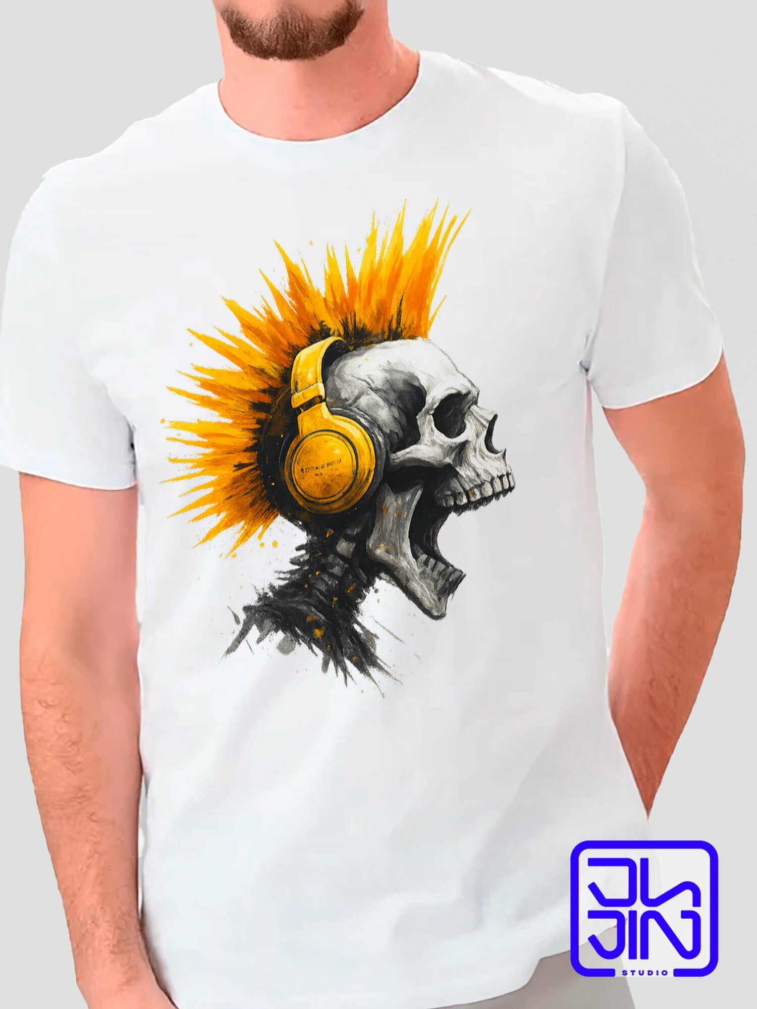 Футболка классическая мужская с авторским принтом Черно-белый дерзкий череп в графитовых наушниках с ярким музыкальным акцентом, белый хлопковый трикотаж с прикольным рисунком на груди
