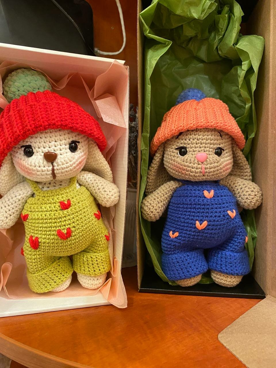 Вязанная игрушка ручной работы Зайка