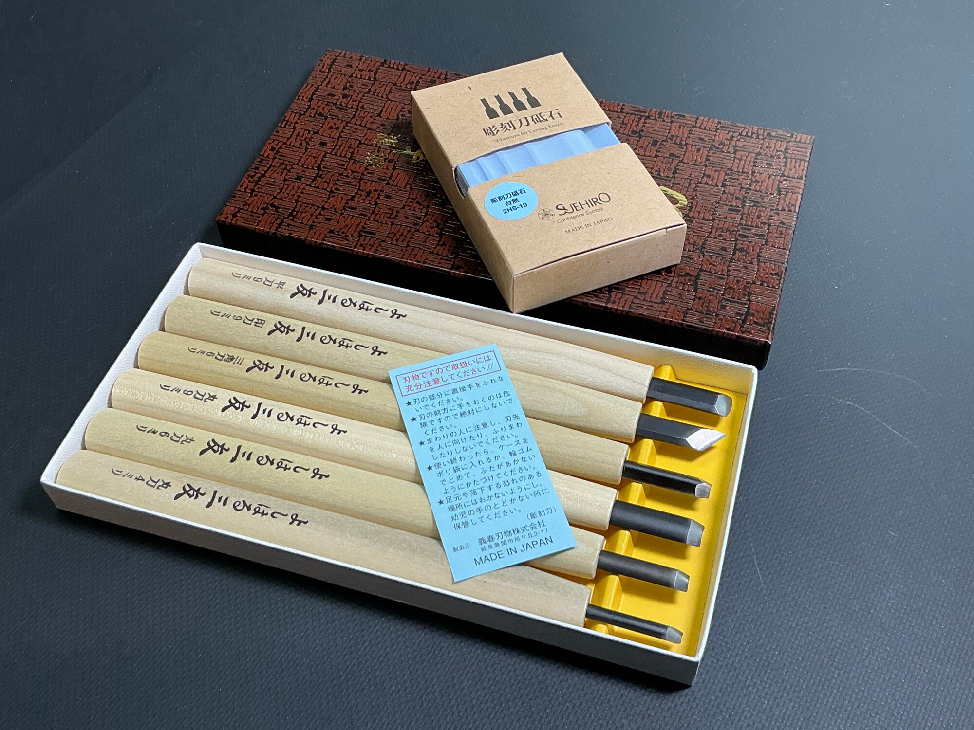 Премиальный набор для резьбы по дереву (Япония) 6 резцов + фигурный камень