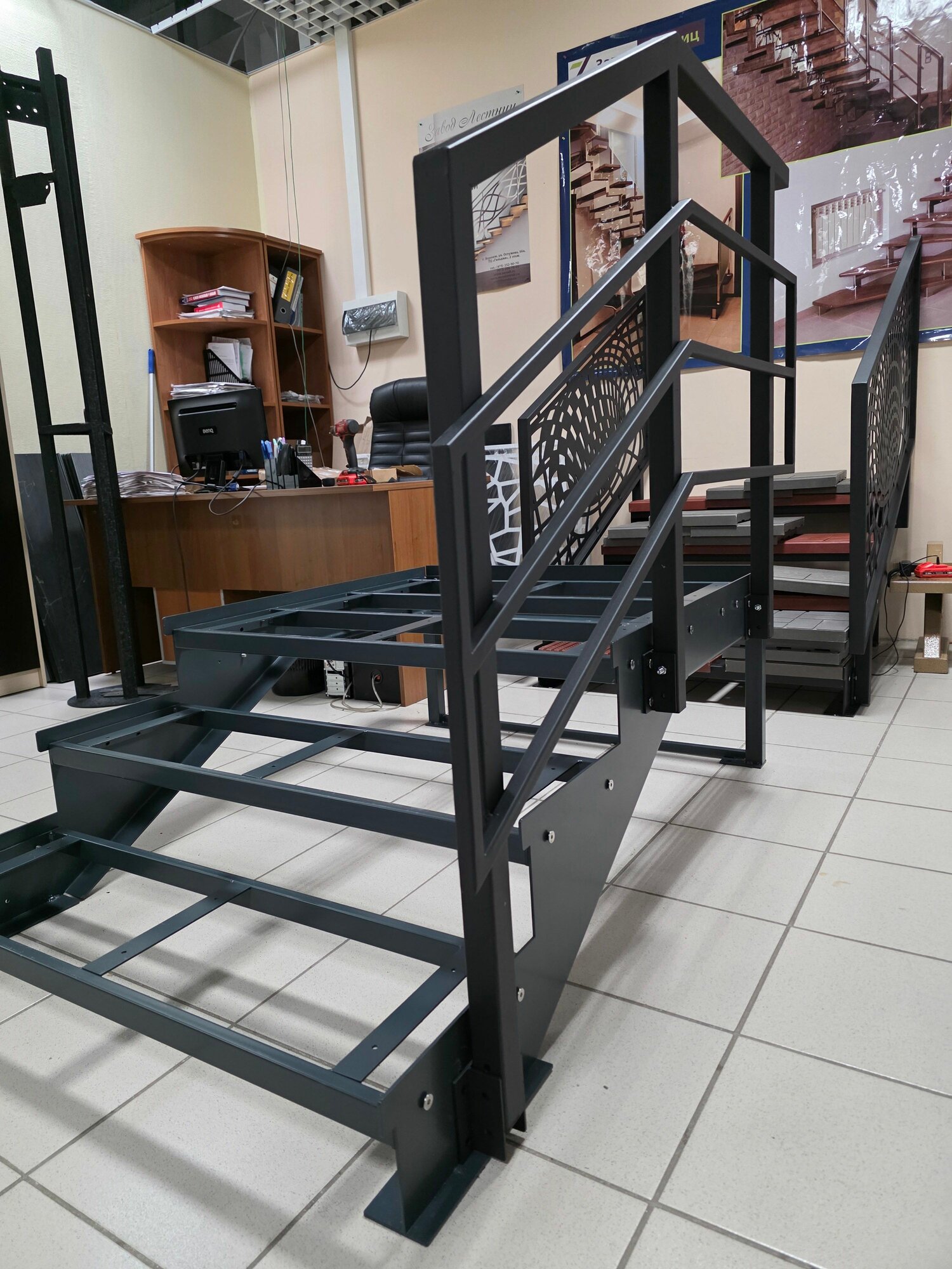 Лестница-крыльцо 3 ступени с площадкой , без ДПК, ограждения с одной стороны , ширина 1,3 м, высота 45 см.