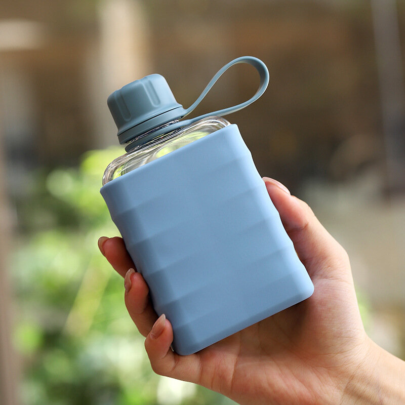 Новая бутылка Tritan Fresh Style с ручкой, плоская бутылка, силиконовая крышка, пластиковый стакан, высококачественная портативная бутылка для воды для студентов