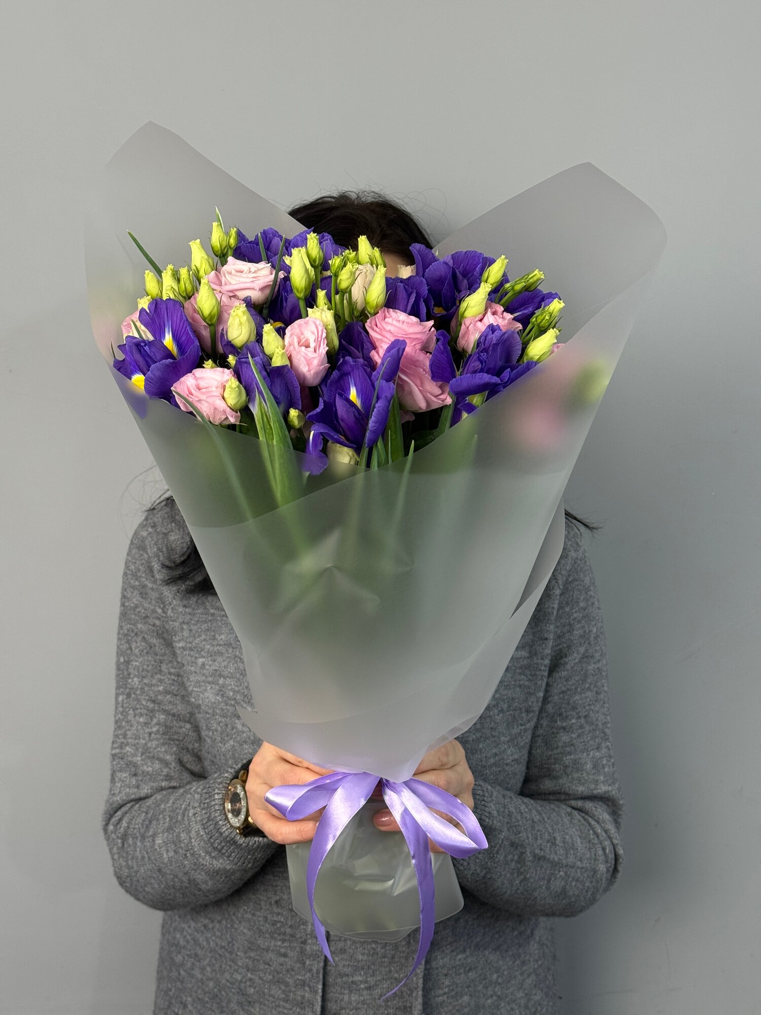 WEST FLORA Фантазия красок: букет из ирисов и эустом – купить с доставкой