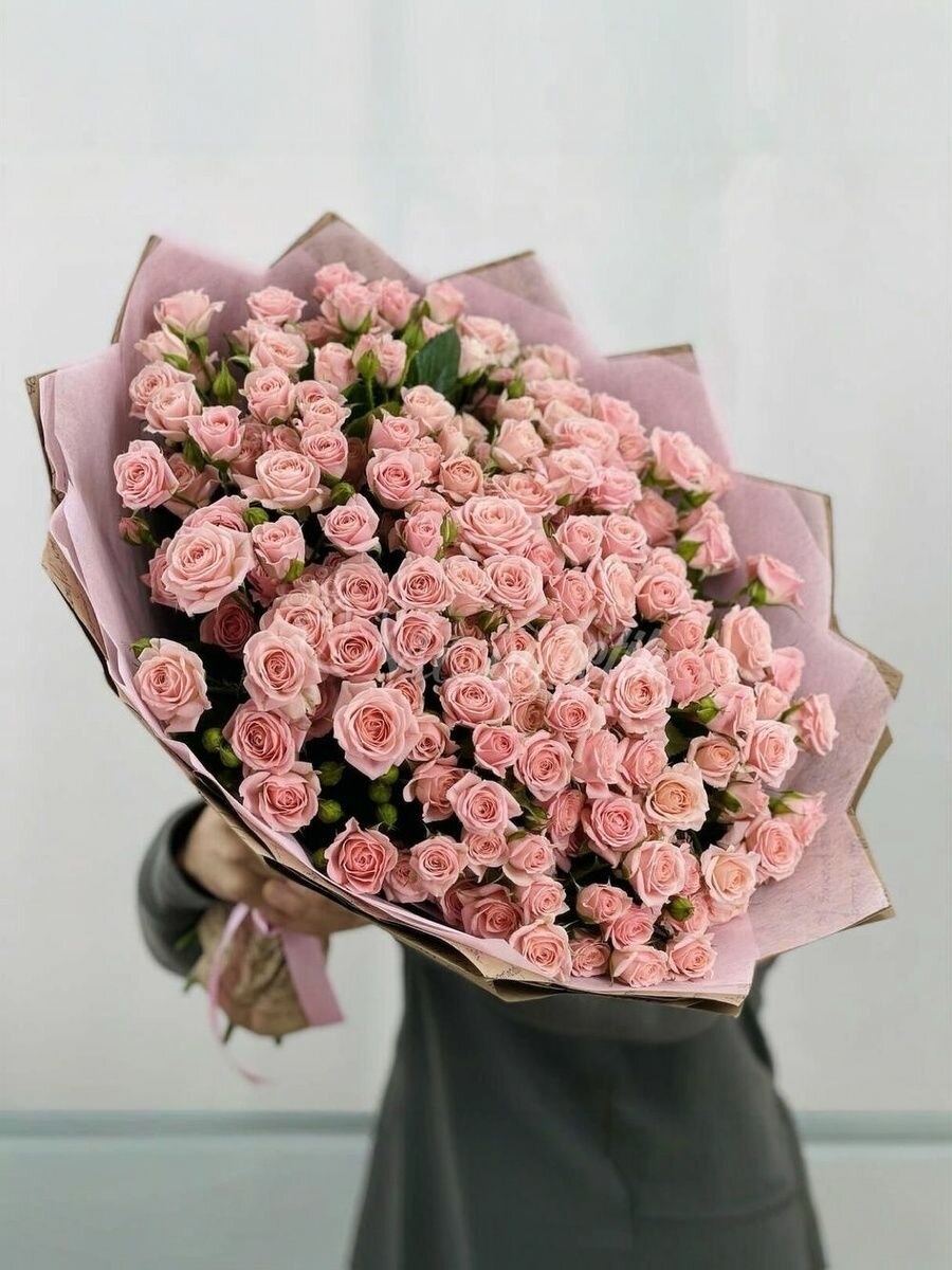 Букет из 25 розовых кустовых роз