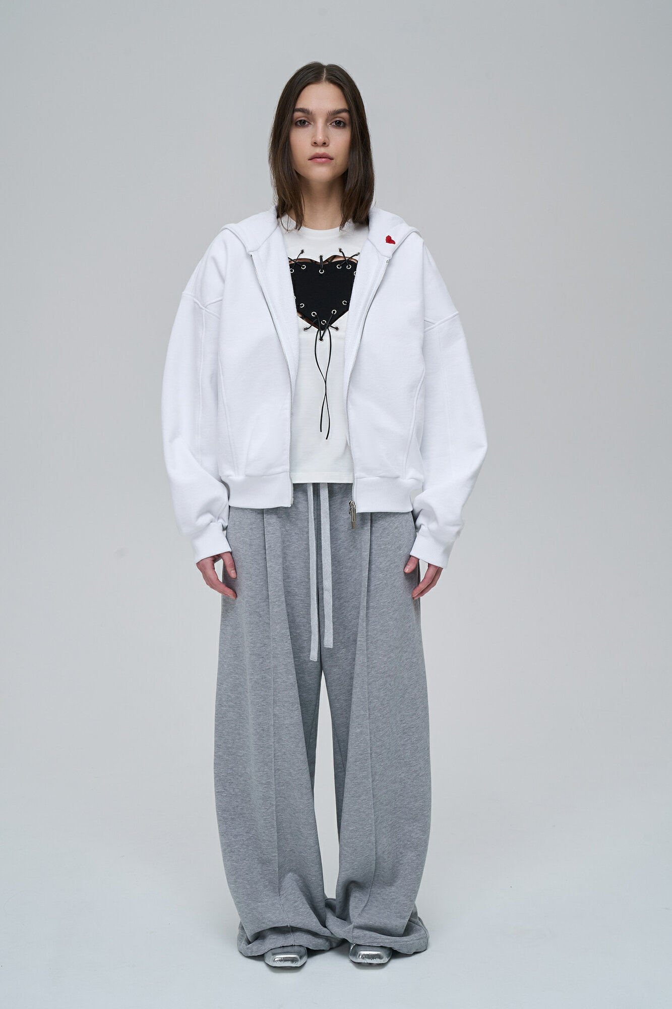 Худи "Otstirano" белое, укороченное, капюшон с вышивкой внутри, скрытые карманы