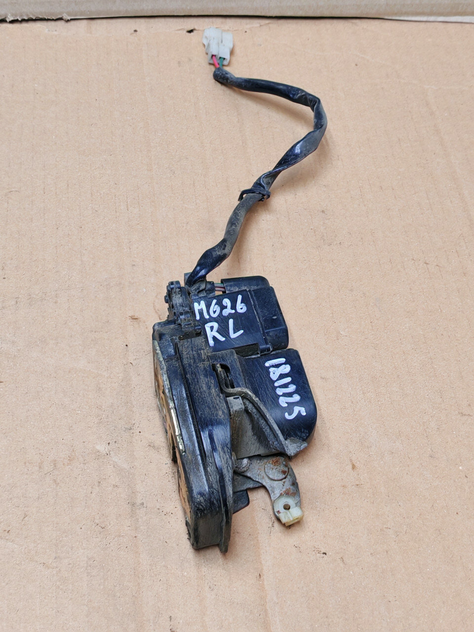 Замок двери задней левой Mazda 626 GE хэтч