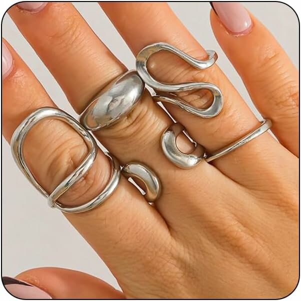 Набор из трех золотых колец FloralGrace с узором в виде морских звезд и изящных волнообразных мотивов из ракушек, идеально подходящий для летнего украшения женщин и девушек.