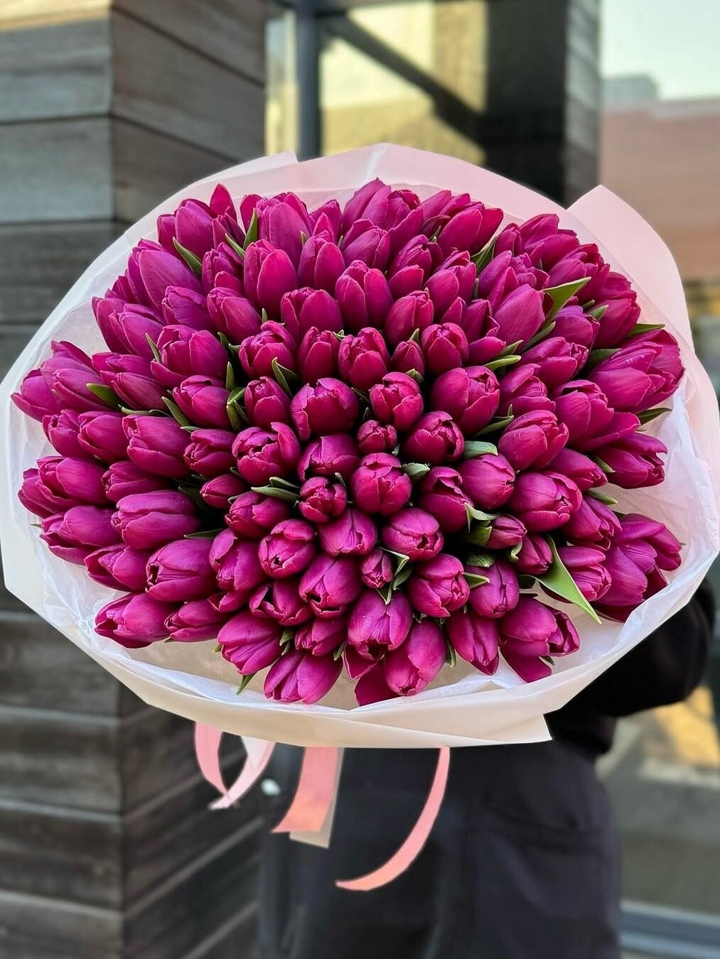 Букет из 101 малинового тюльпана
