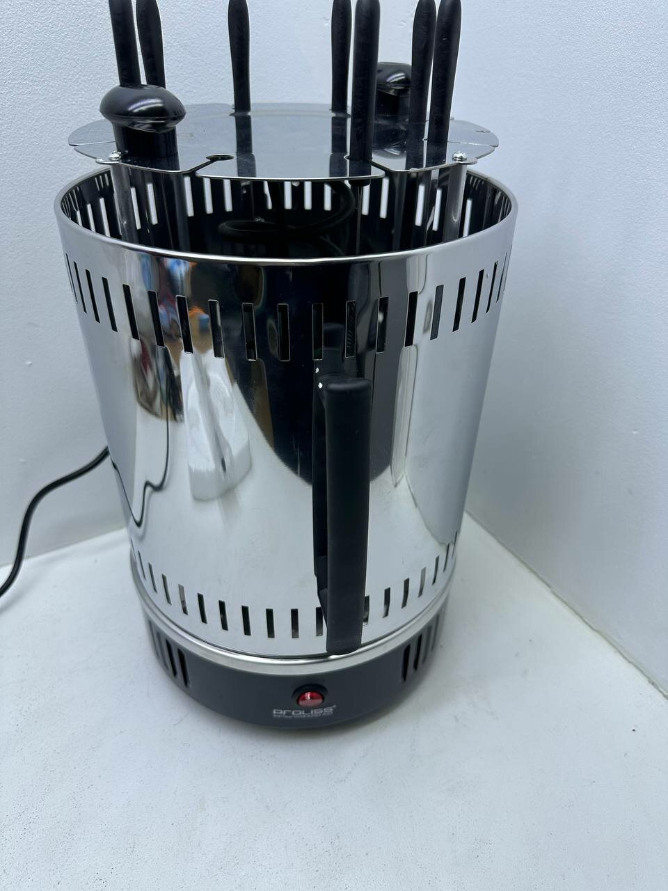 Электрошашлычница "Proliss Pro-855" с керамическим покрытием и поддоном для стекания жира.