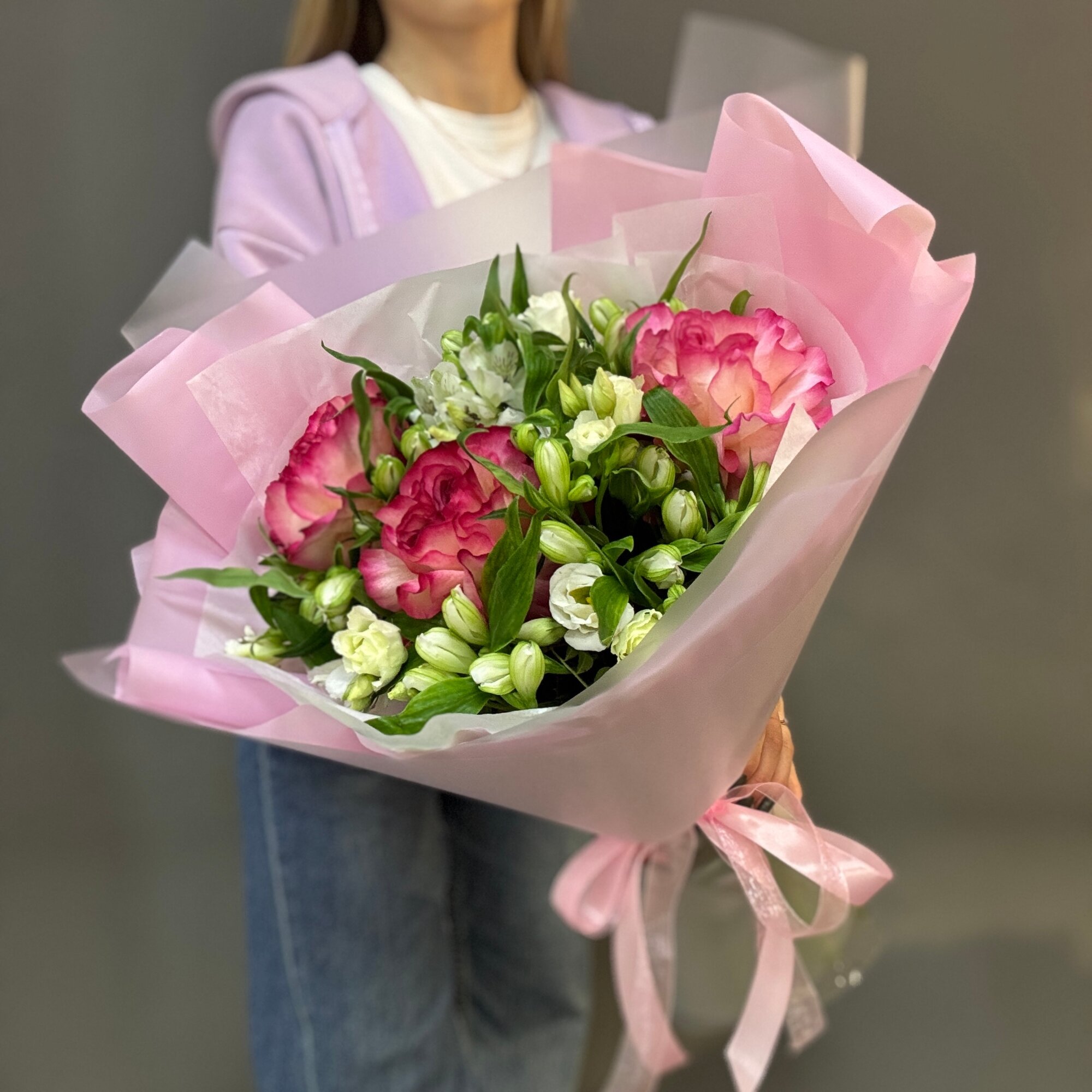 Букет из розовых роз и альстромерий, идеальный подарок для любимых