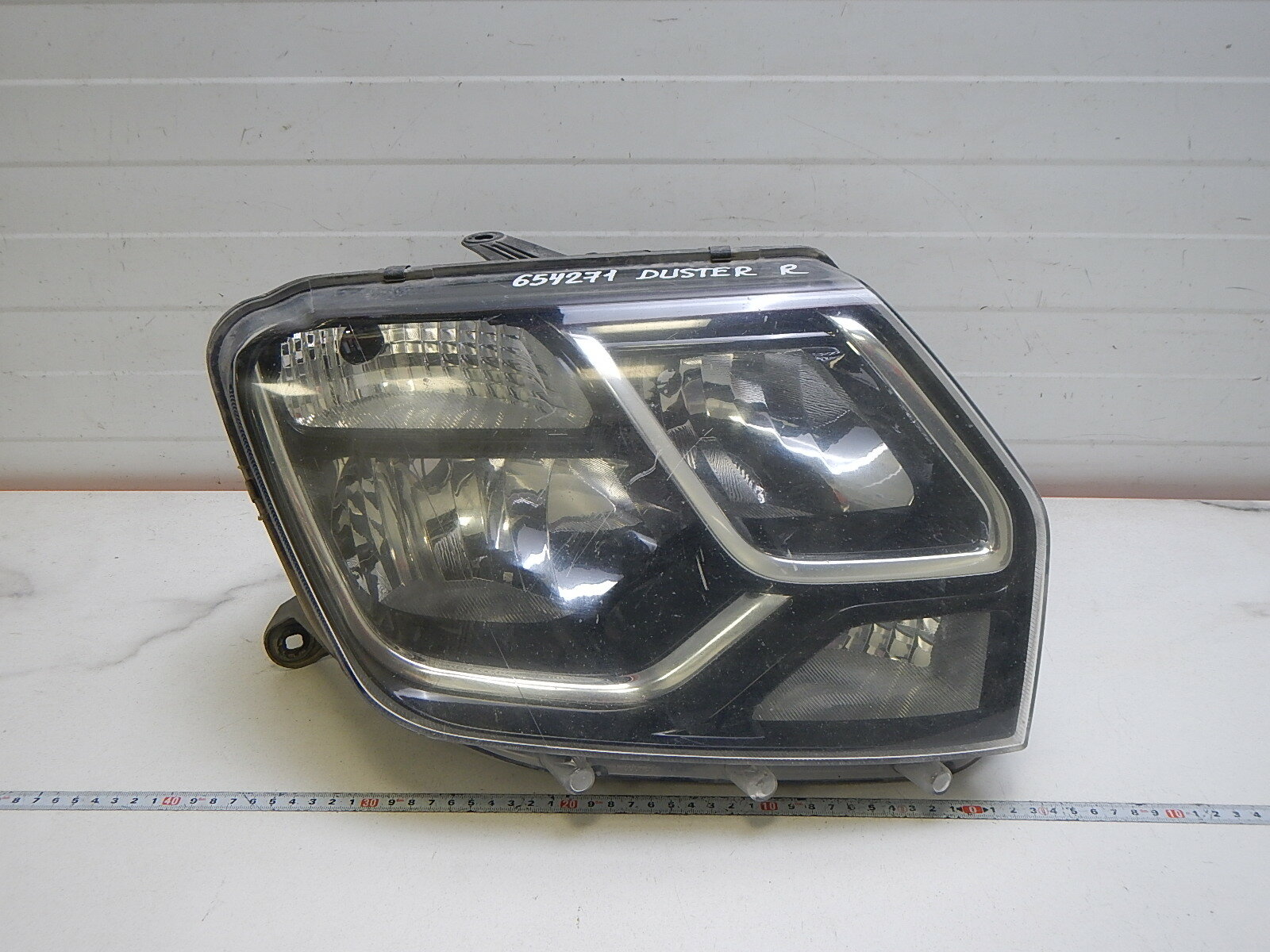 Б/У Фара правая, Renault (Рено)-DUSTER (12-20) RENAULT DUSTER (12-20) Отколот кусок корпуса, царапины на стекле, сломано...