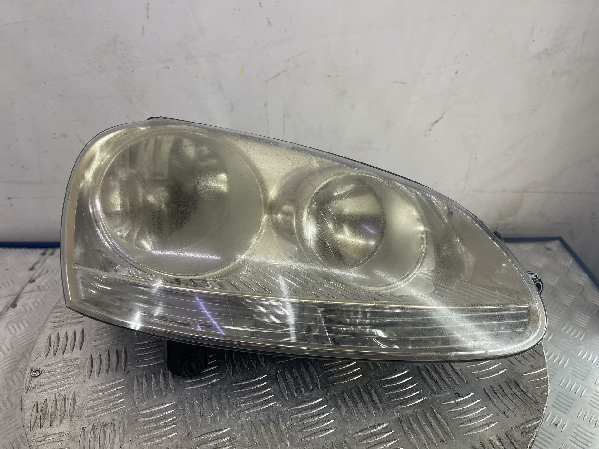 Фара правая Volkswagen Golf 5 2005 0301212204