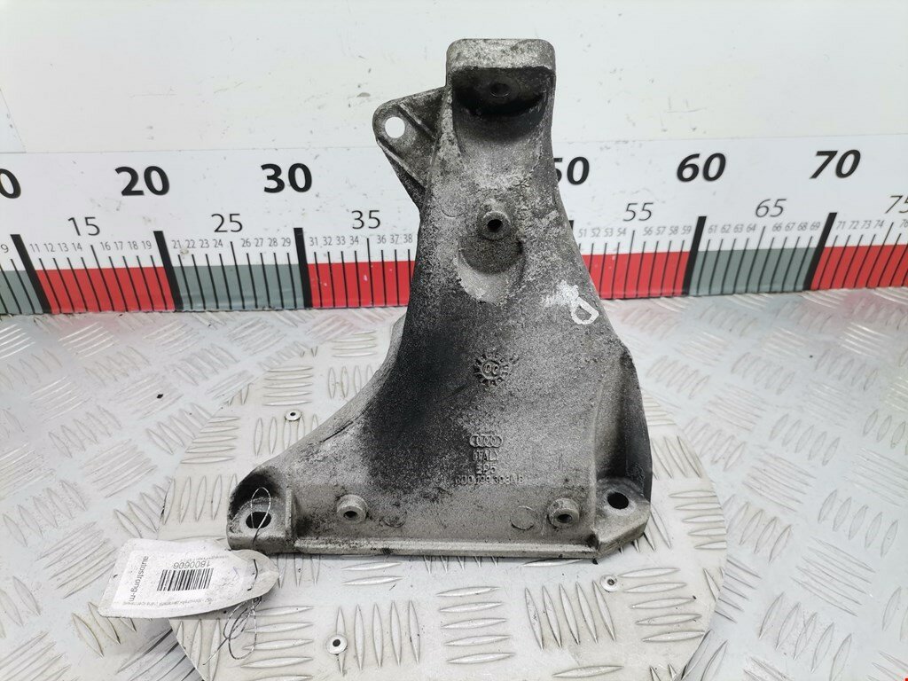 Кронштейн (крепление лапа) двигателя Volkswagen Passat 5 GP 8D0199308AB арт. 1800606