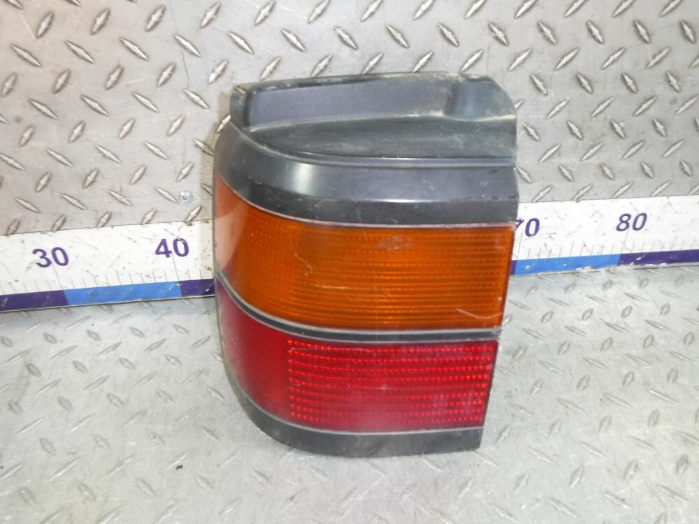 Фонарь задний левый VW Passat B3 333945111