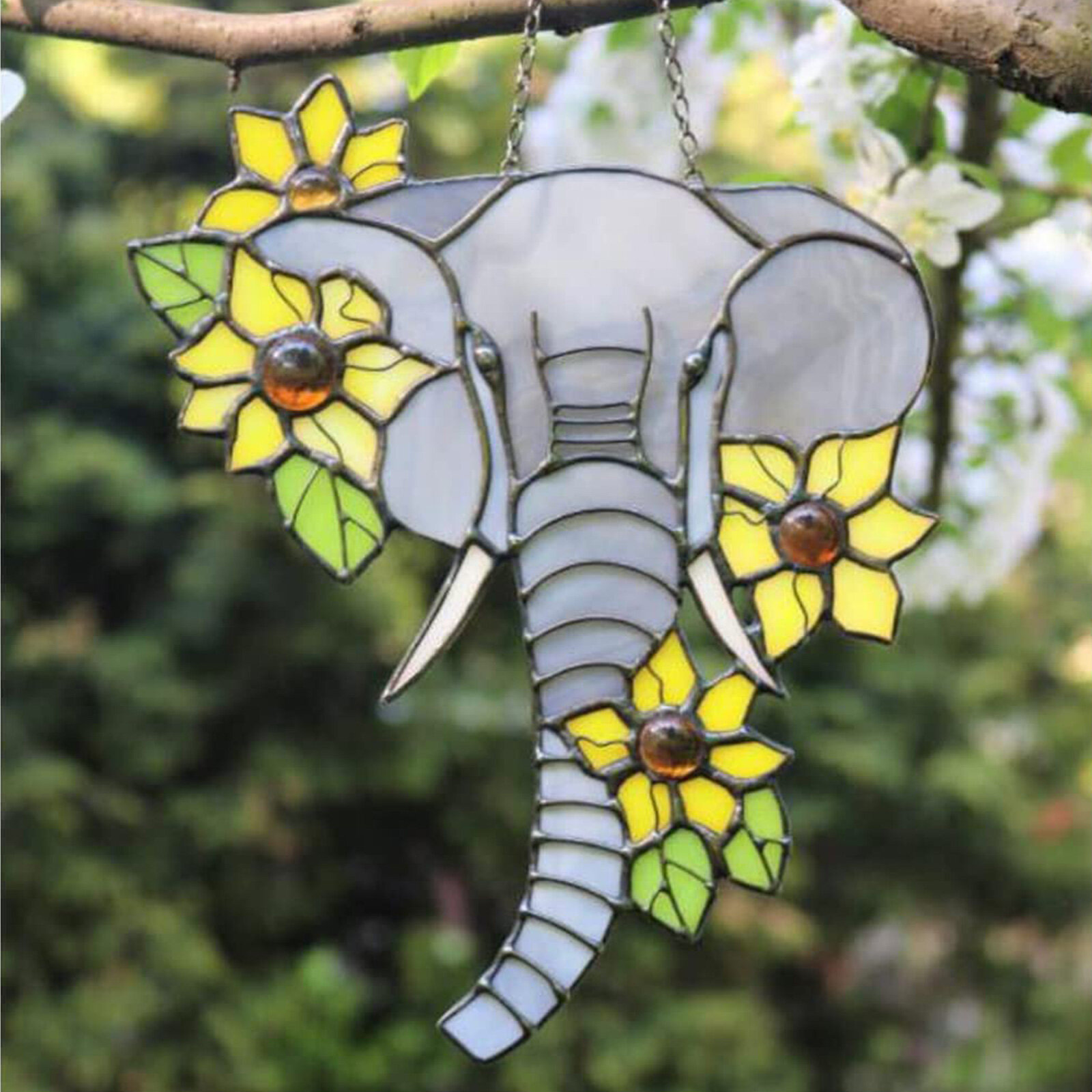 Подсолнухи слонами висят окно