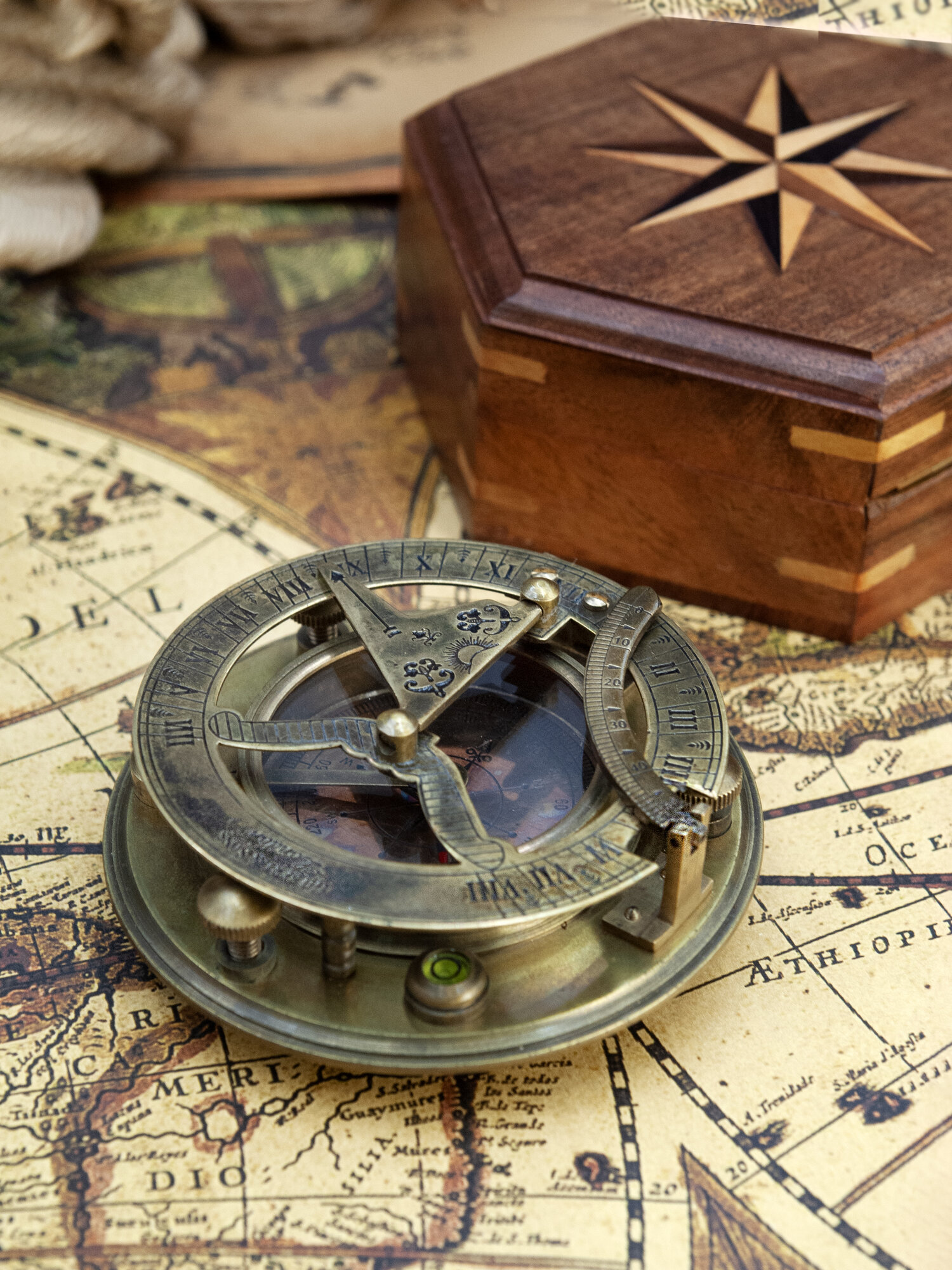 Компас туристический с солнечными часами, с уровнем, в деревянной шкатулке