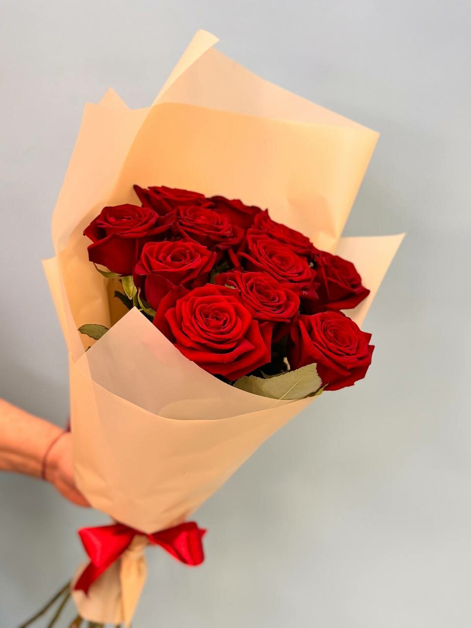Моно букет 11 роз Наоми в стильной дизайнерской упаковке с атласной лентой