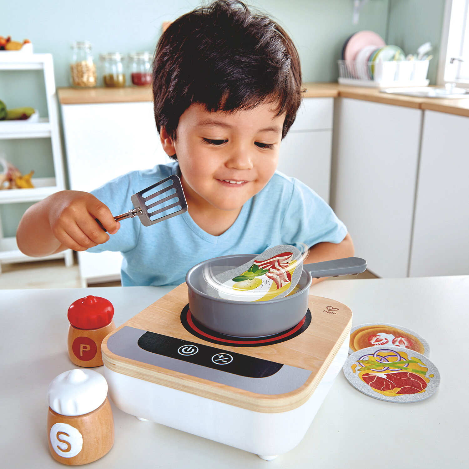 Игровой набор для детей Hape Плита со сковородой и набором продуктов E3164_HP