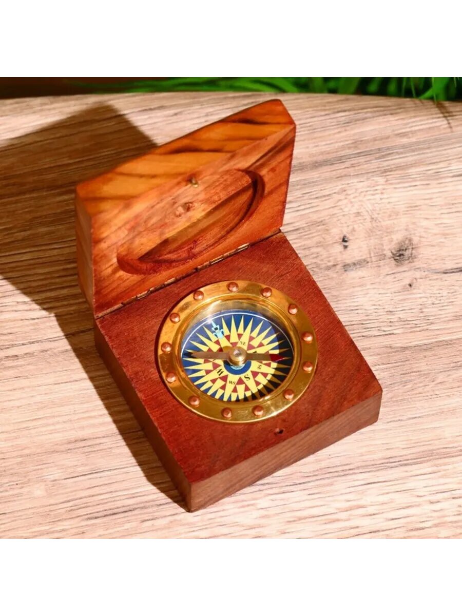 Компас в деревянной шкатулке 4х7.8 см
