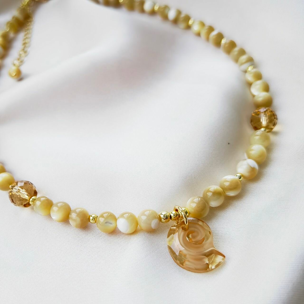 Колье, кристаллы Swarovski, перламутр