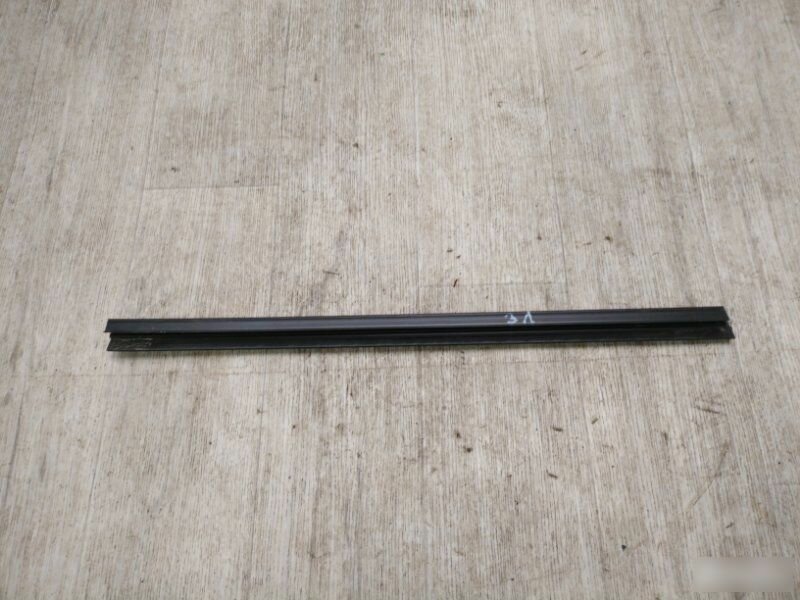 Уплотнитель стекла двери задний левый Skoda Fabia Б/У с пробегом
