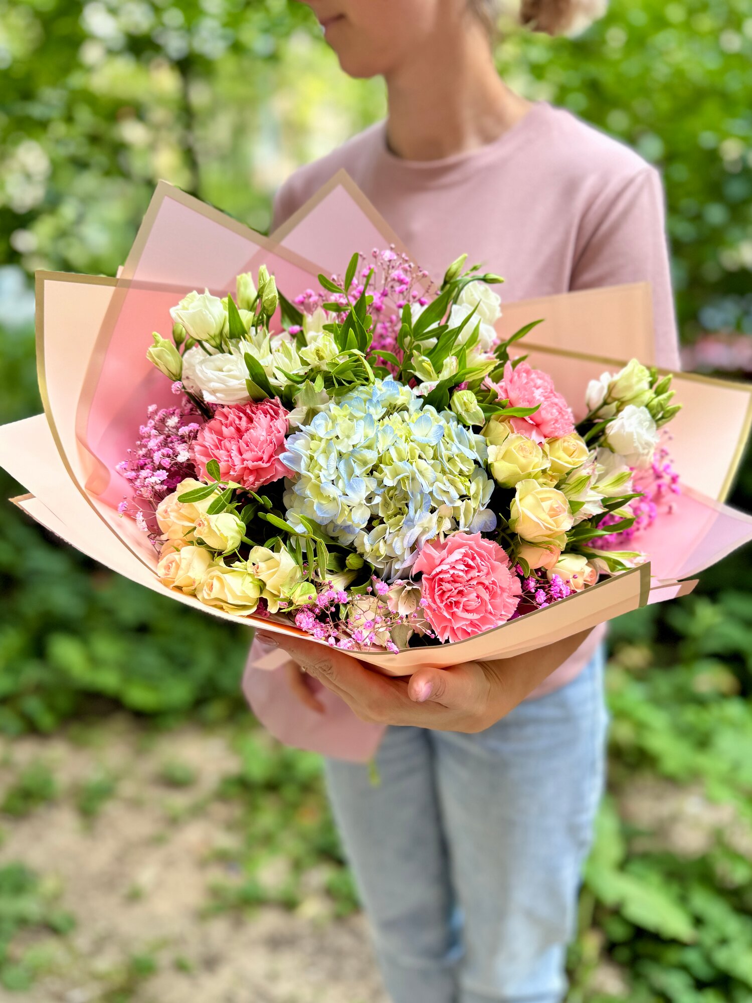 Букет "Голубая Гортензия", альстромерии, гортензии, розы кустовые, гвоздики, гипсофил, эустом, оберточная бумага