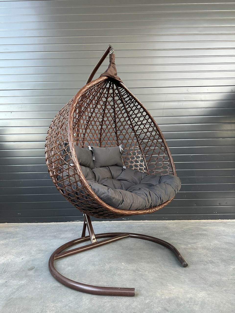 Подвесное двухместное кресло-кокон фиджи премиум коричневый (темно-серая подушка, полиэстер)