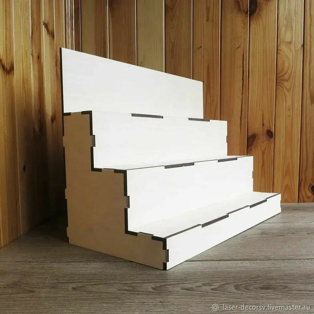 Стенды, торговые стойки из дерева для магазина, белого цвета.