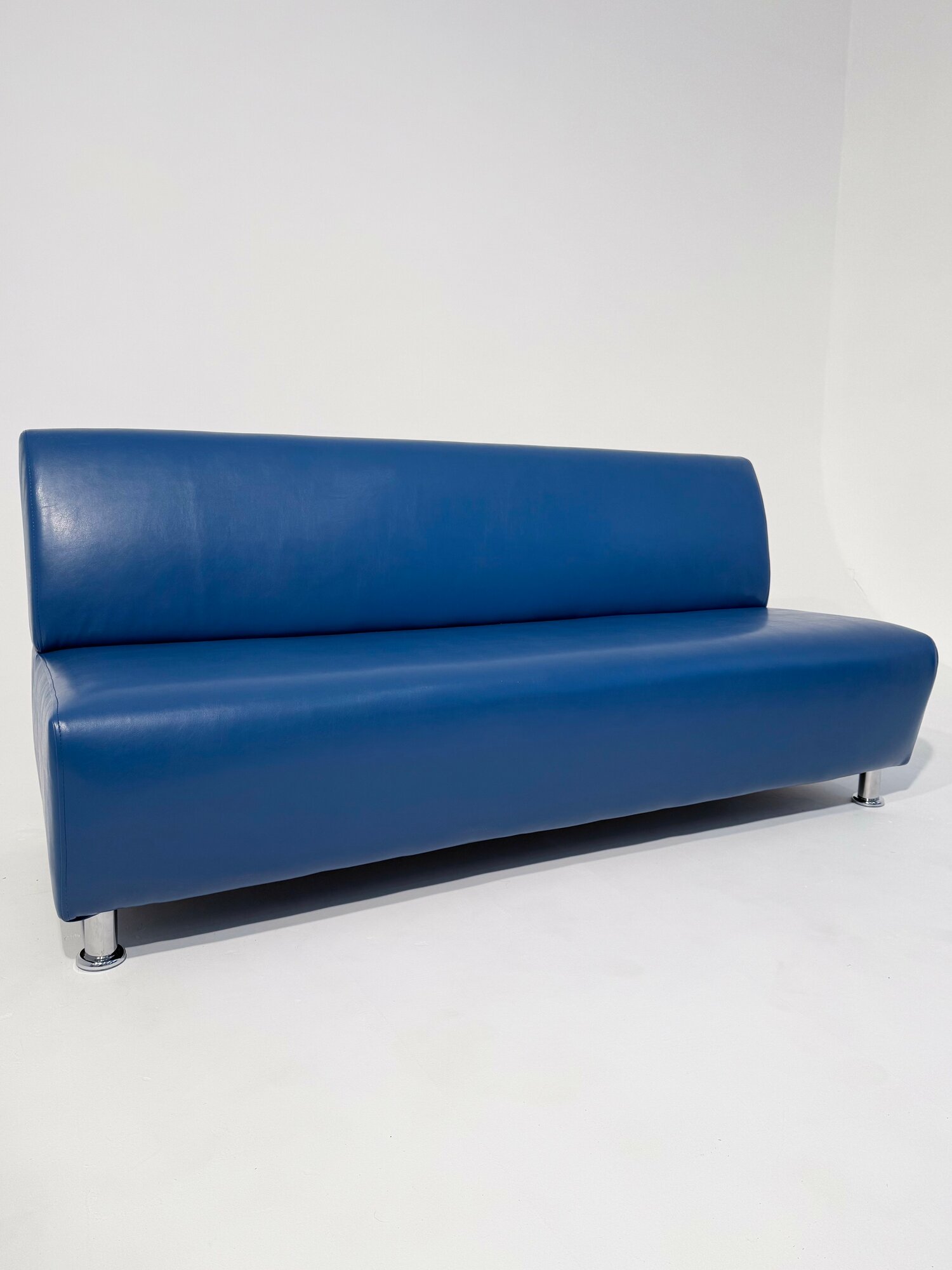 Диван офисный Вегас 1700, механизм Нераскладной, 170х67х77 см, синий глянцевый