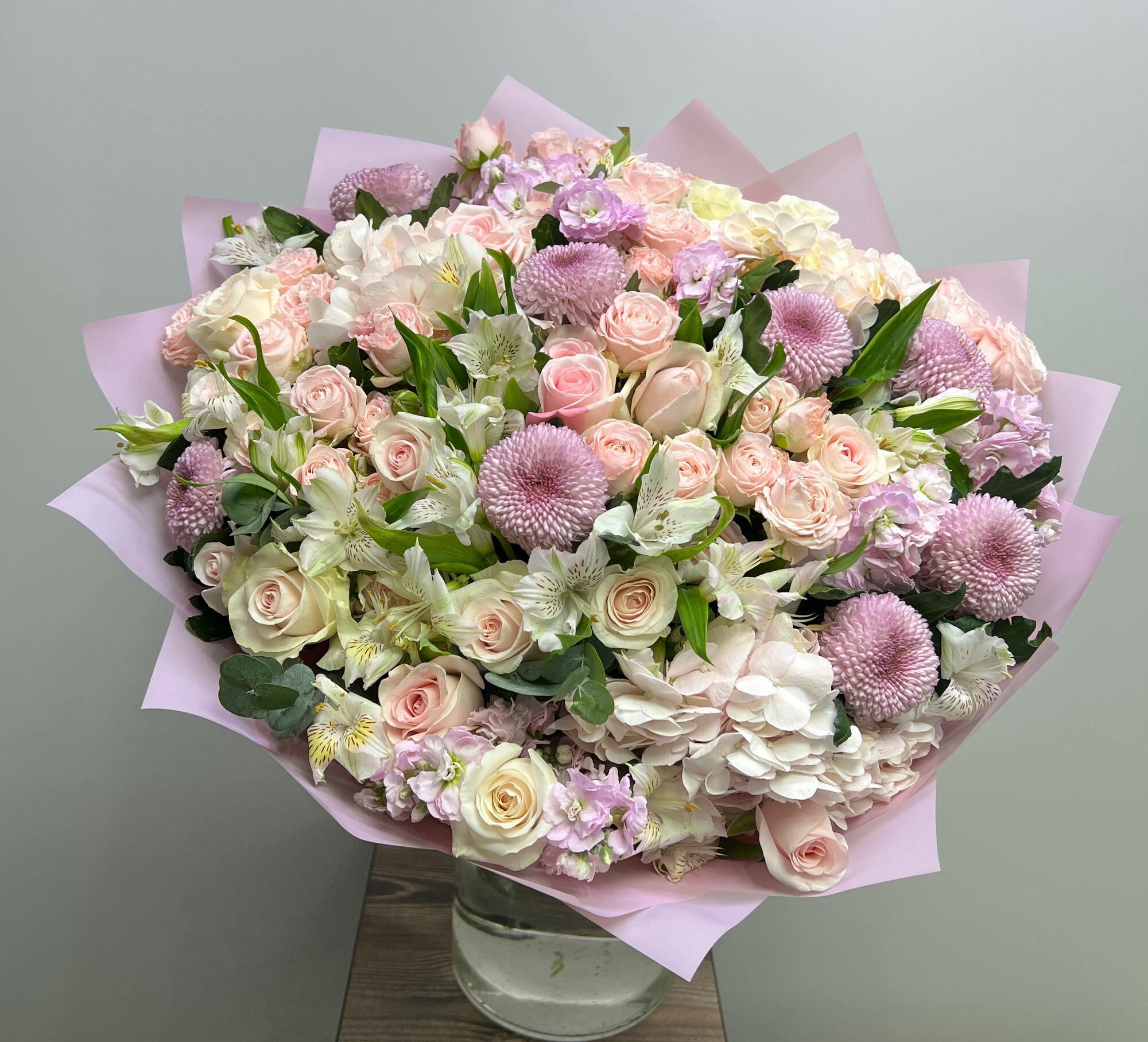 Авторский букет с Хризантемой, розами, Гортензией и кустовыми розами