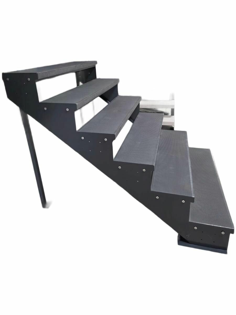 Лестница-крыльцо 6 ступеней, с ступенями ППК, без ограждения. Ширина 1м, высота 1,08м, глубина 1,38м.