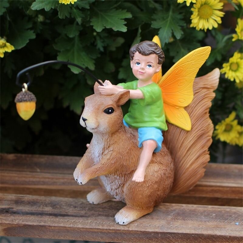 Украшение для мальчика верхом на белке открытом воздухе