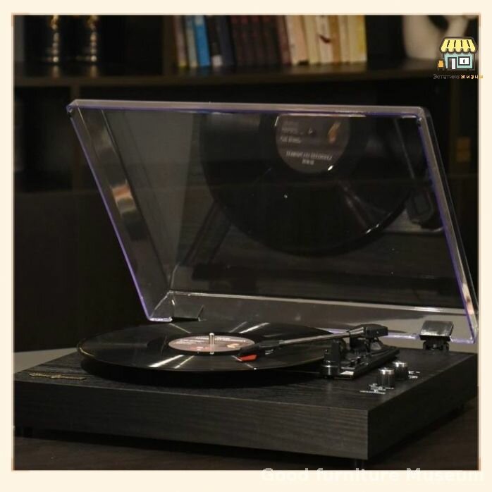 Эксклюзивный ретро патефон с деревянным корпусом для воспроизведения виниловых пластинок, оснащенный парой встроенных динамиков и комплектуемый настольной акриловой крышкой для защиты от пыли