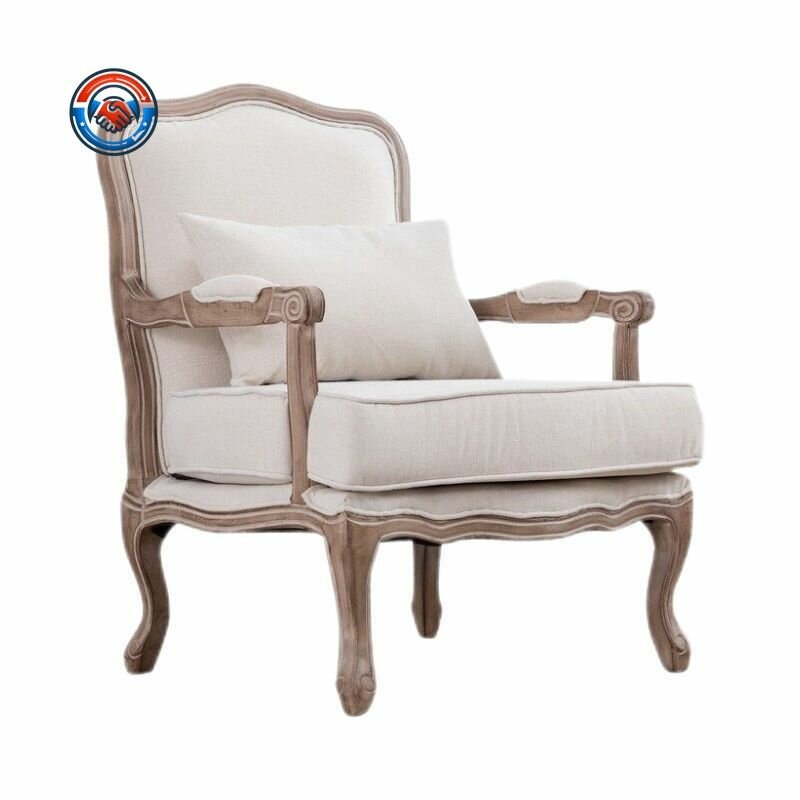 Диван-кресло в американском кантри стиле, деревянный каркас и губчатое наполнение подушек, мягкая обивка с комфортным сиденьем, старинное резное исполнение для уютной гостиной