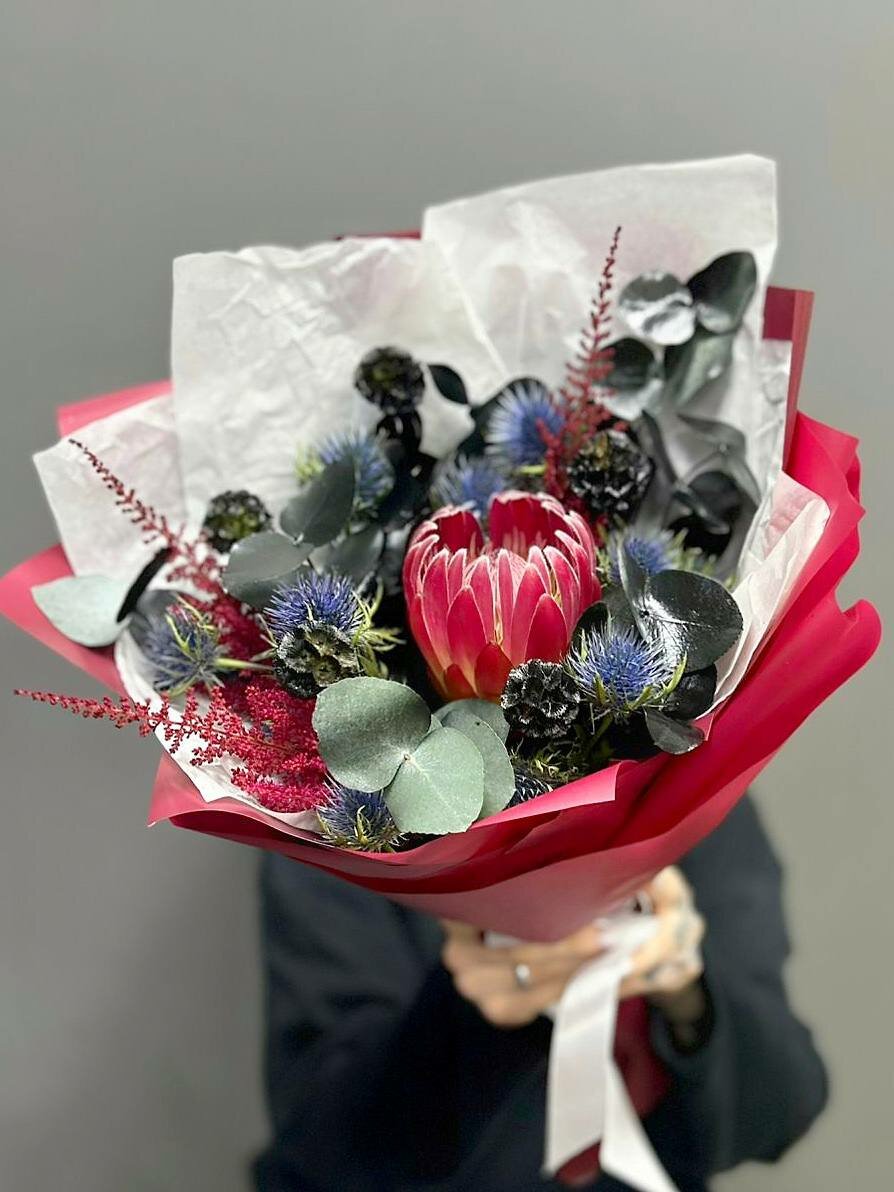 Интерьерный букет с протеей, эрингиумом и чёрным эвкалиптом в бордовой упаковке