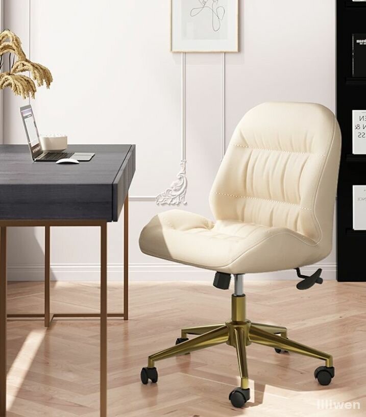 Эксклюзивное кресло для офиса в светлобежевых тонах с механизмом качания и регулируемой высотой сиденья