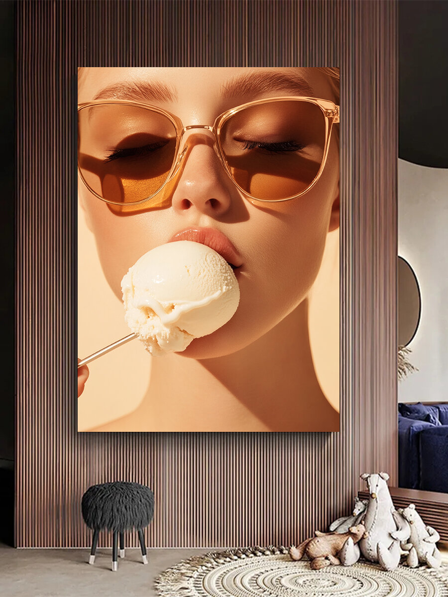 Картина на стену для интерьера - "Лицо красивой девушки и мороженное" , 20х30 см.