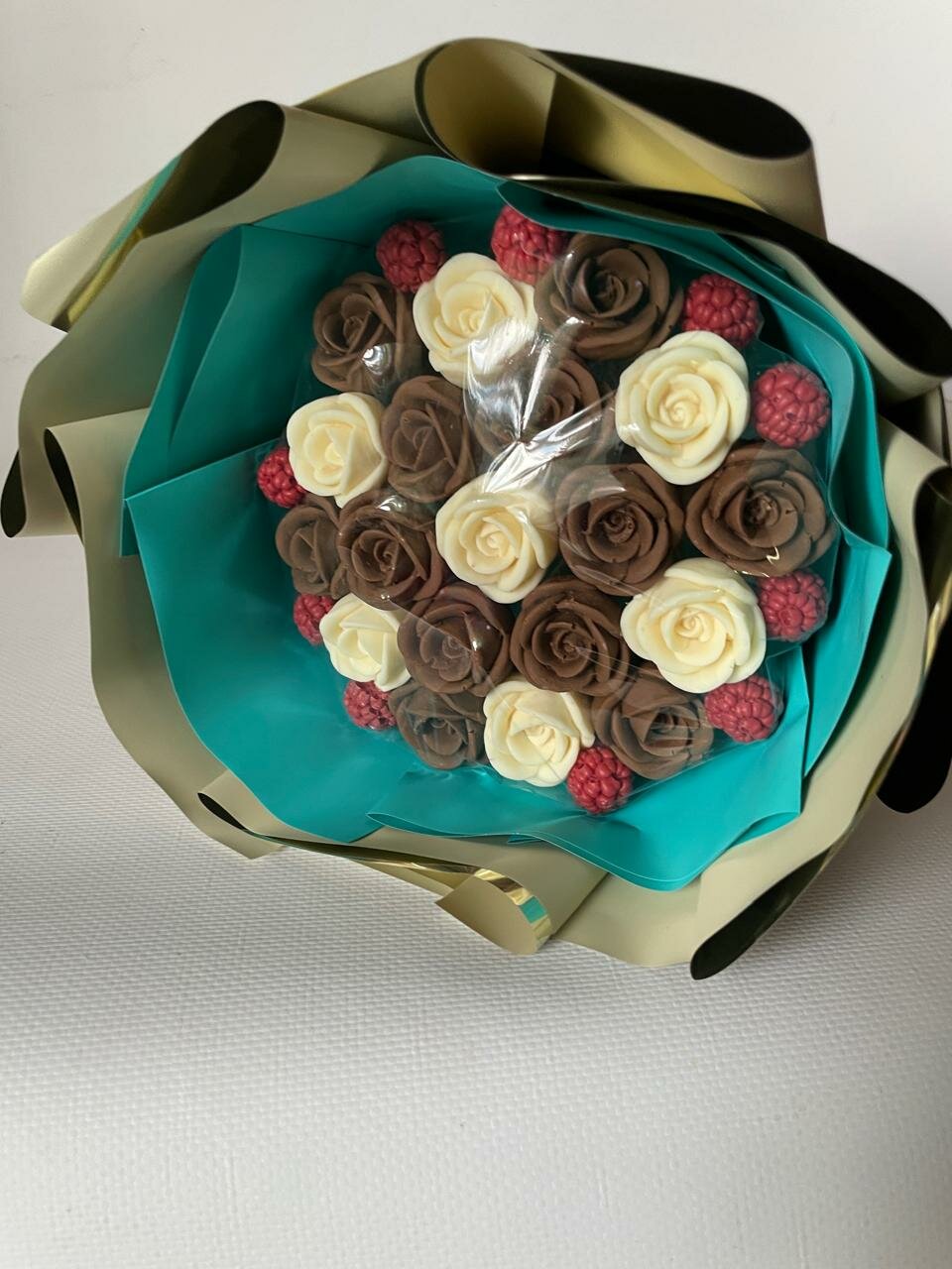 Сладкий букет из конфет шоколадные розы с ягодами из шоколада ТД НебыковА 260 гр