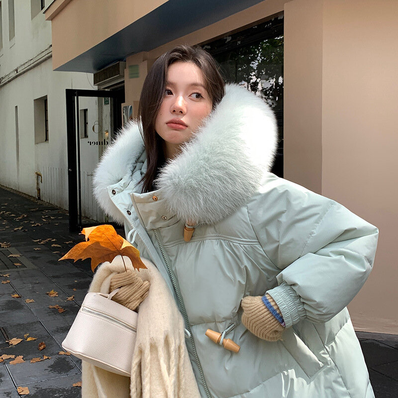 Женская пуховая куртка средней длины 2025 года, зимняя, новая, корейского стиля, модная, свободная, выше колена, с капюшоном, большим меховым воротником, утолщенная куртка