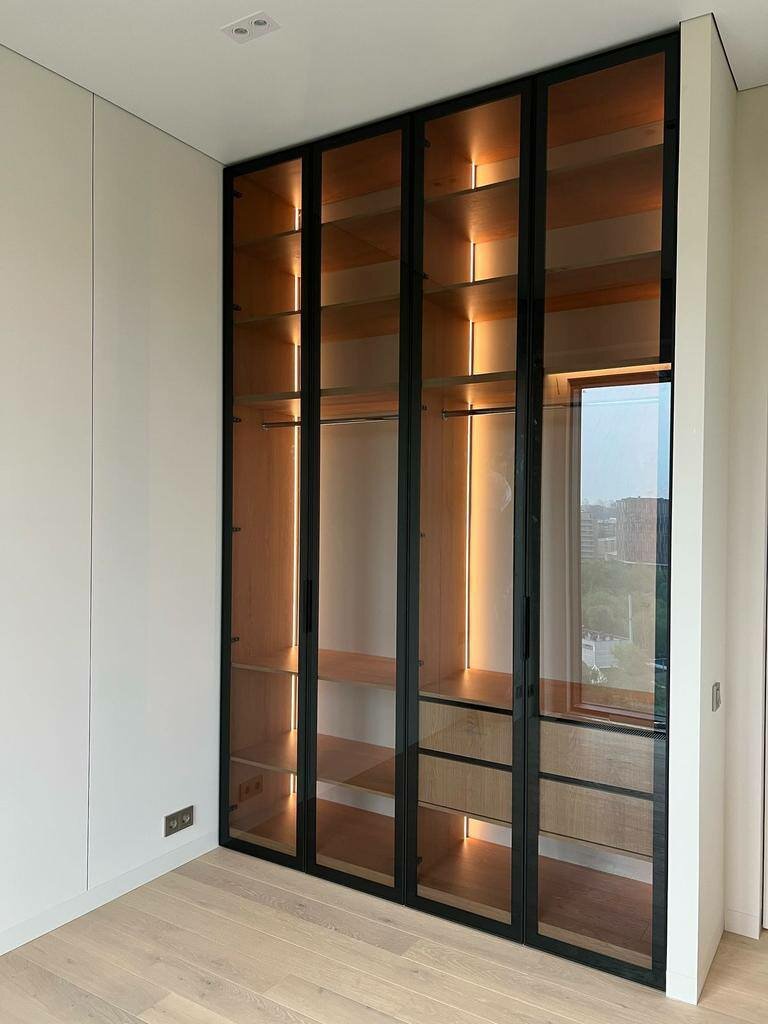 Гардеробная из МДФ в шпоне ясеня с стеклянными дверями на заказ