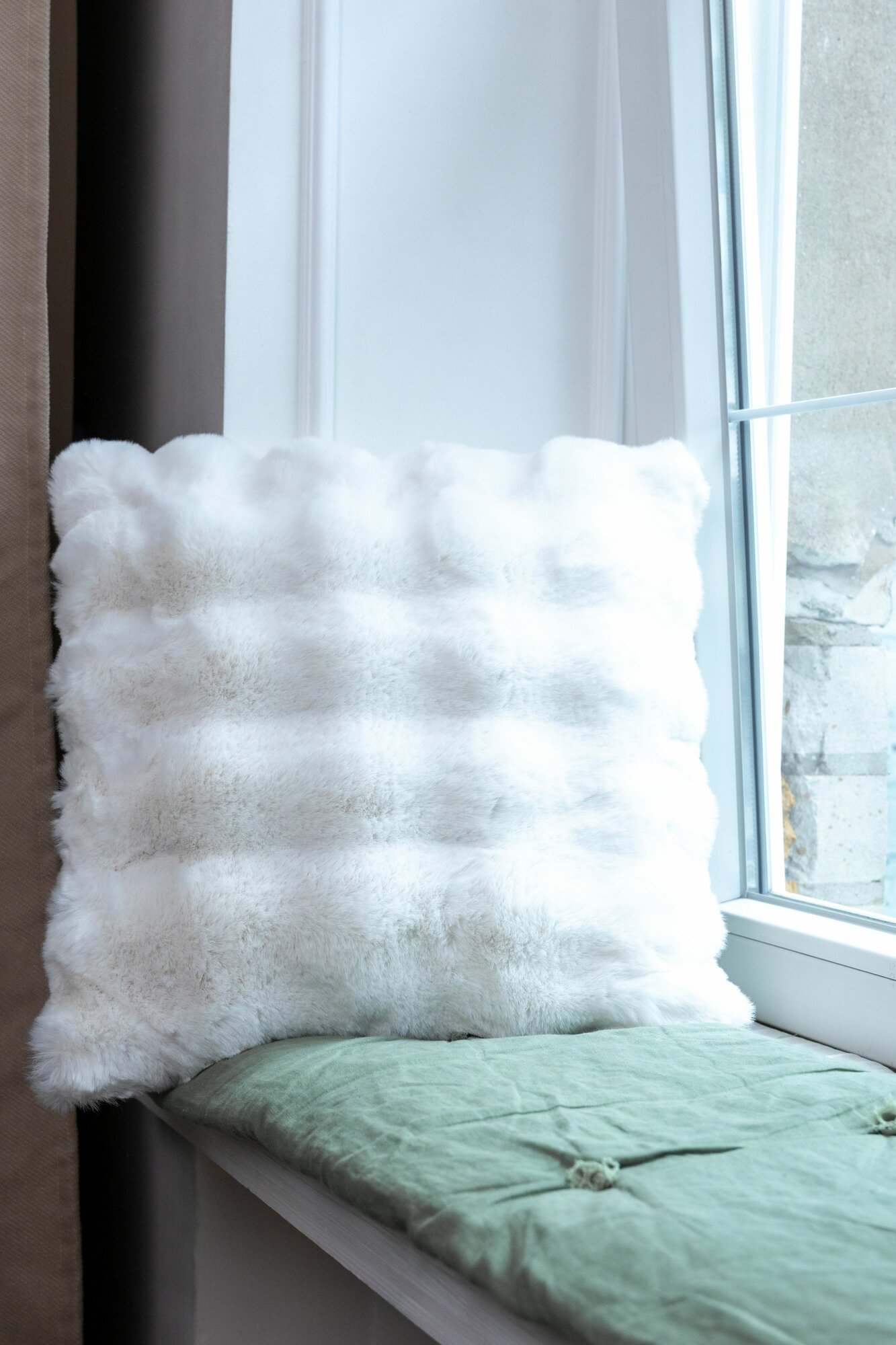 Подушка декоративная из кроличьего меха шарики, 45х45см, белый