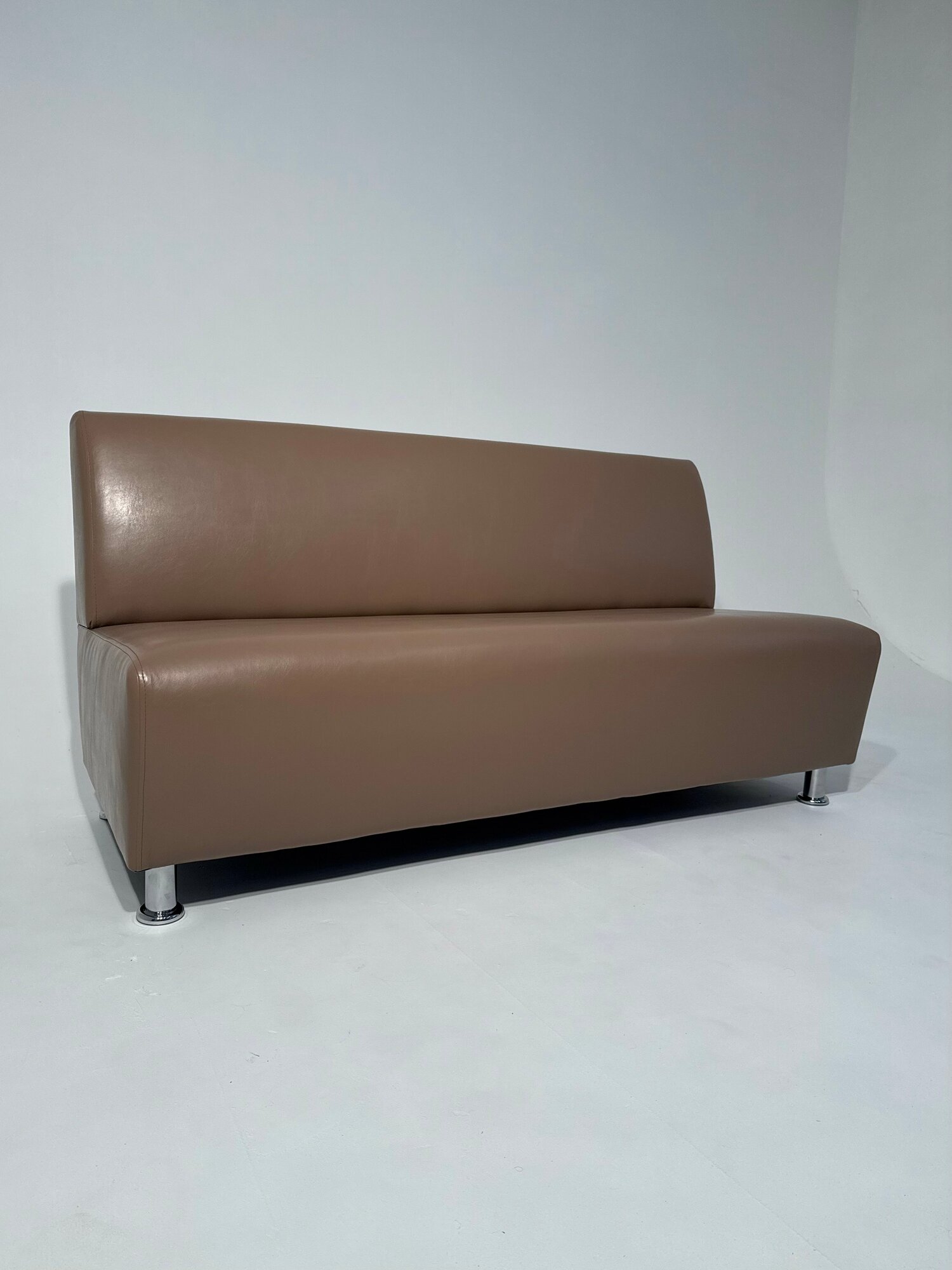 Диван офисный Вегас 1500, механизм Нераскладной, 150х67х77 см, кофе с молоком