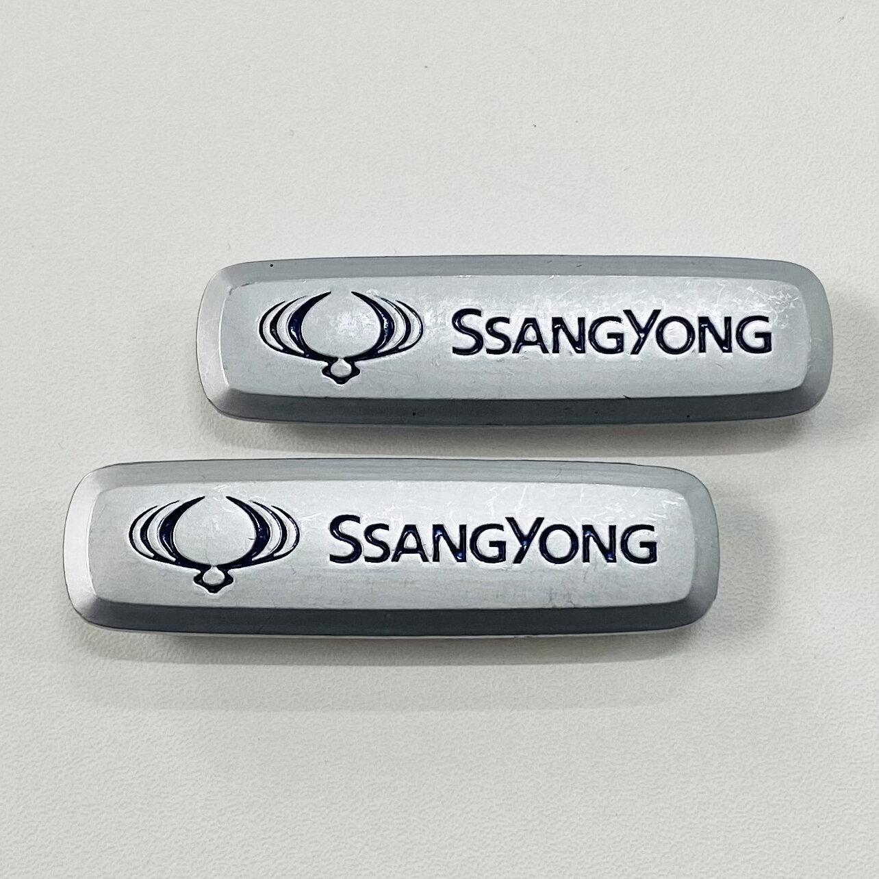 Шильдик SsangYong (2 шт.) / логотип для EVA-ковриков